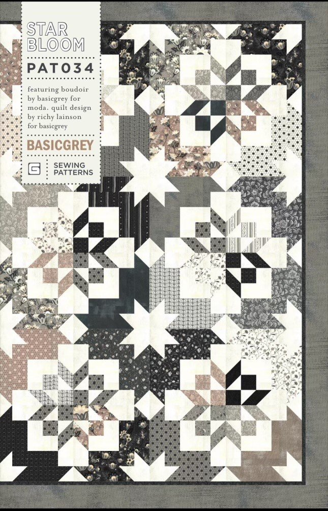 Star Bloom Basic Grey Quilt