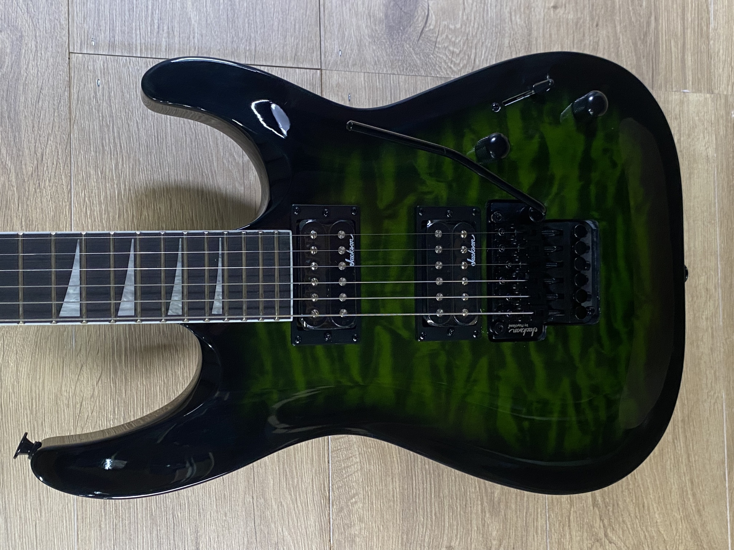 Jackson JS Series Dinky Arch Top JS32Q DKA, Transparent Green Burst