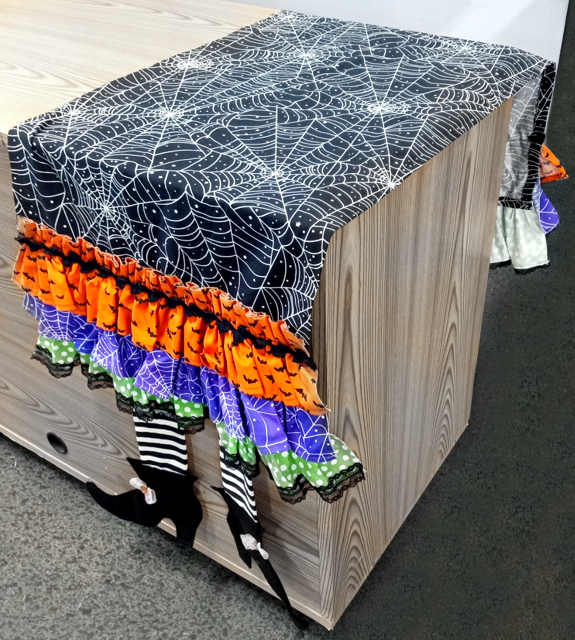 * WITCHES NIGHT OUT: Witch Boot Table Runner