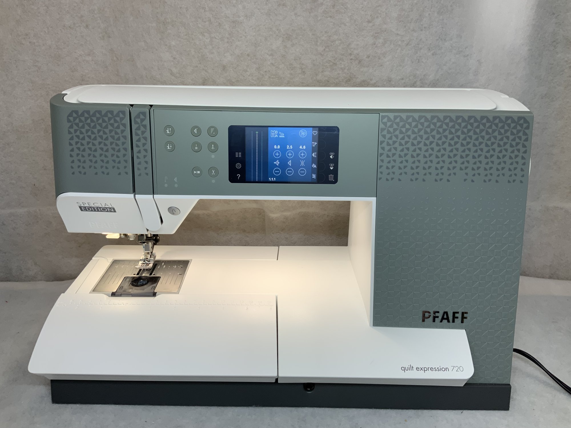 “Demo Floor Model” Pfaff Quilt Expression 720 Limited Edition SN ...