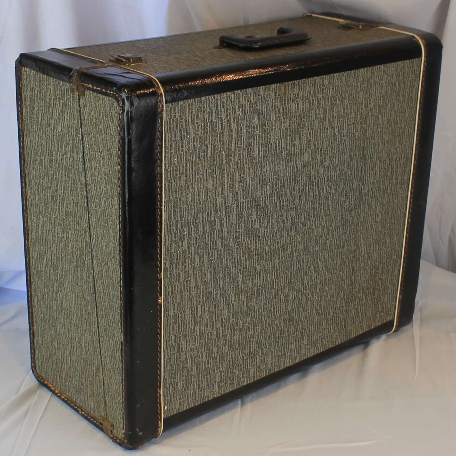 Herringbone Italian Accordion Hard Case 21 x 18 x 10 (53.25cm x 45.75cm ...