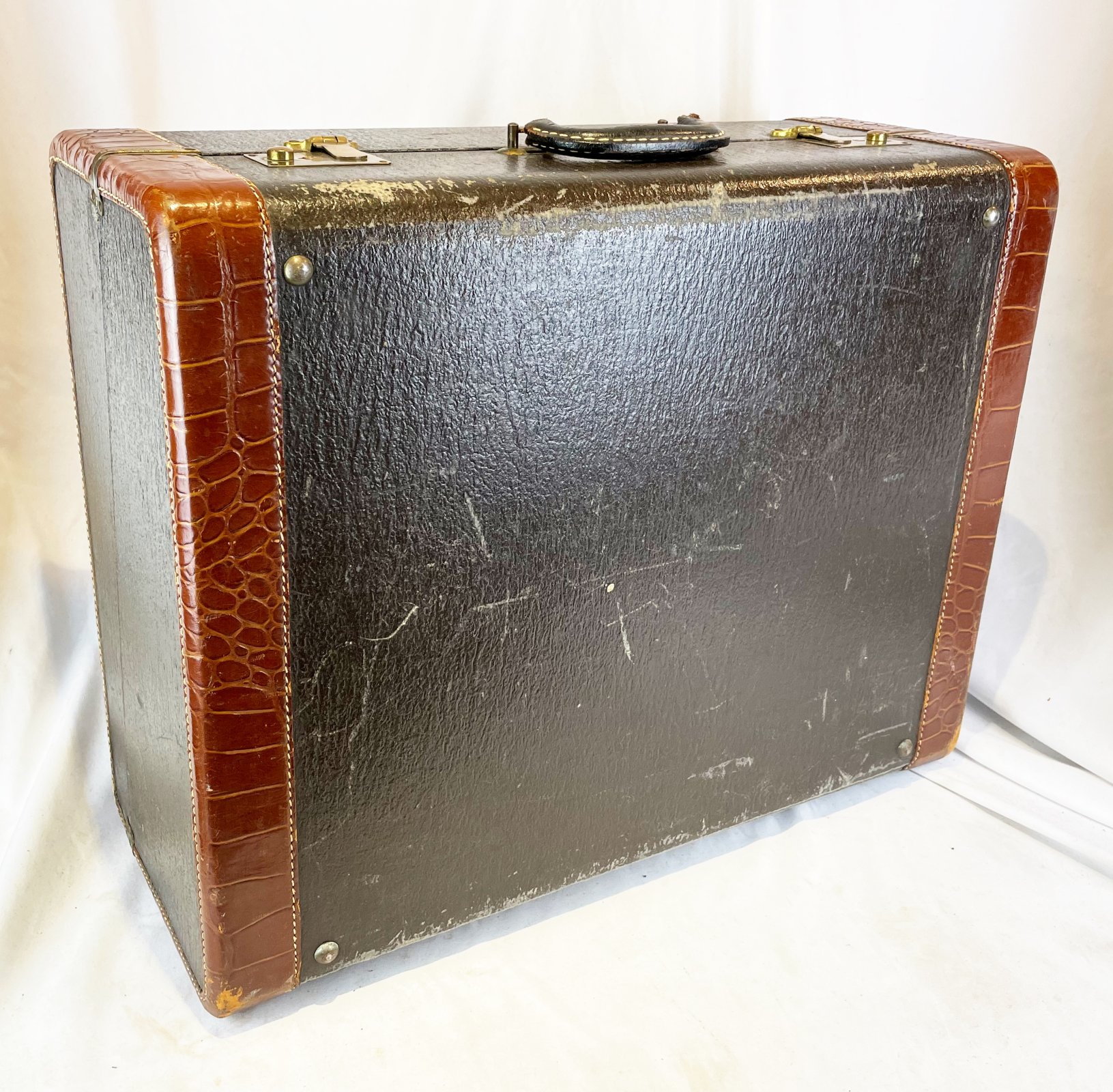 Black Excelsior Accordion Hard Case 22 x 17 x 10 (55.5cm x 43cm x 25cm)