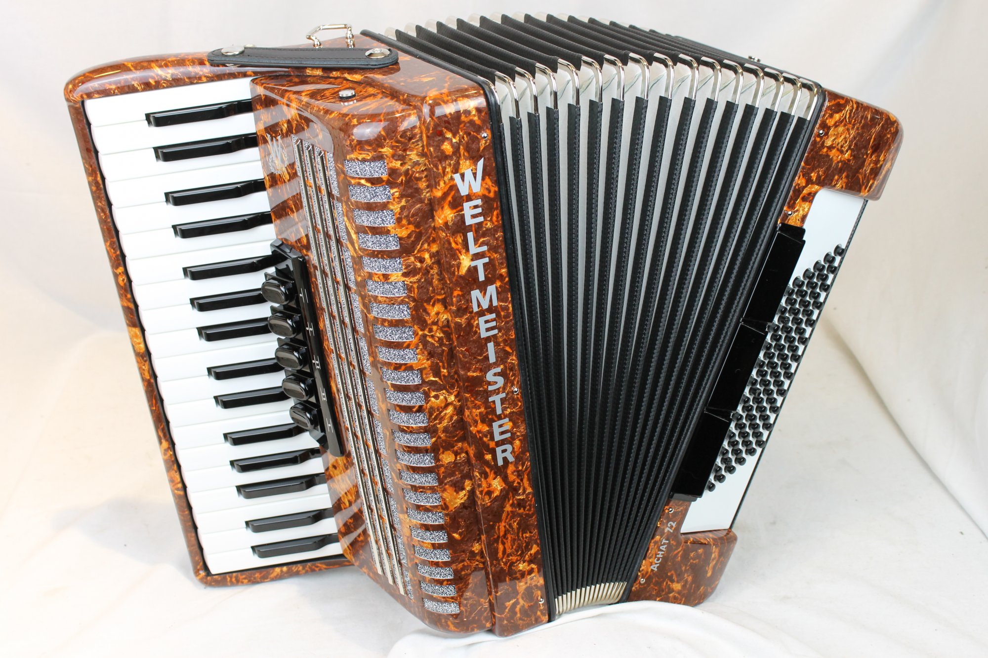 NEW Brown Weltmeister Achat Piano Accordion LMM 34 72 NEW Brown Weltmeister Achat Piano Accordion LMM 34 72