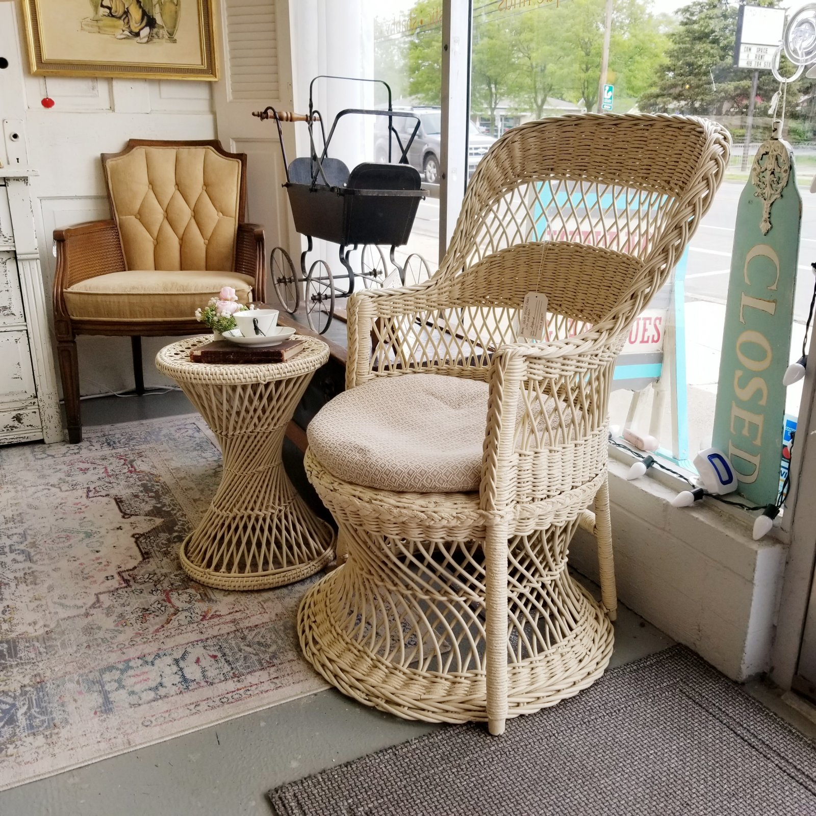 White Wicker Chair And End Table White Wicker Chair And End Table