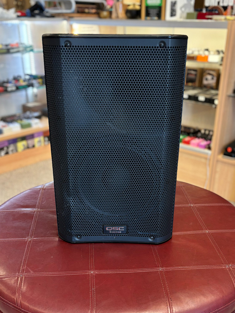 USED QSC K10 1000W 2-way powered speaker with QSC Tote Bag